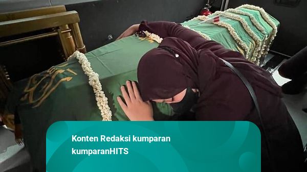 Putri Ridwan Kamil Unggah Momen Pilu Peluk Peti Jenazah Eril untuk ... Putri Ridwan Kamil Unggah Momen Pilu Peluk Peti Jenazah Eril untuk ...
